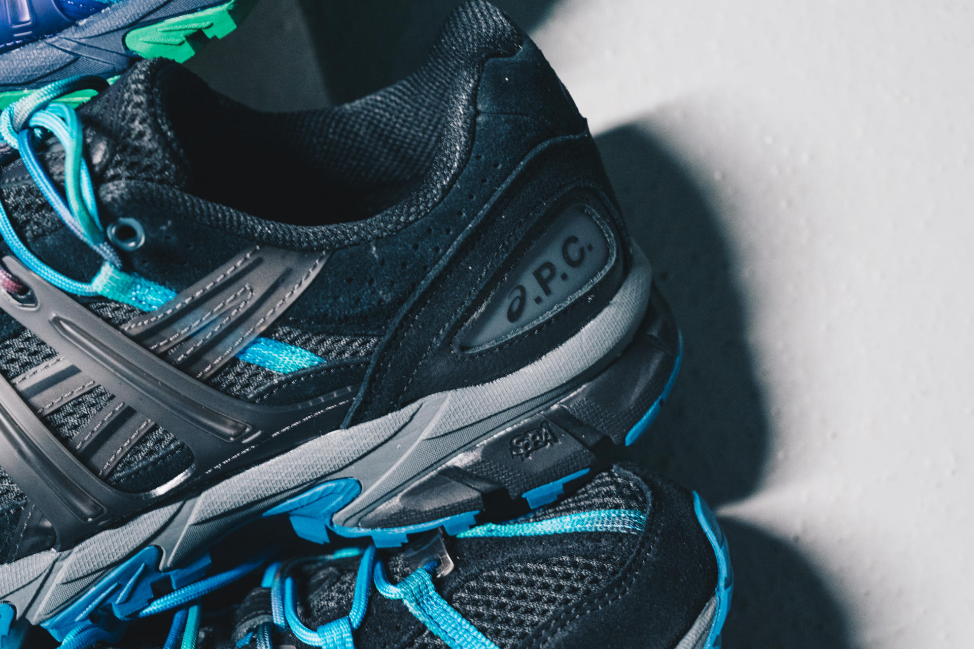 Spolupráce Asics x A.P.C. spojuje to nejlepší z dvou světů a koření to ...